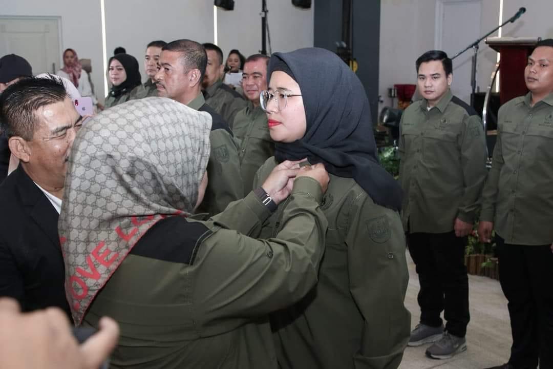 Marlin Pins Rani at the Inauguration of the Chairman & Committee of KONI Kota Batam - BatamClick.com