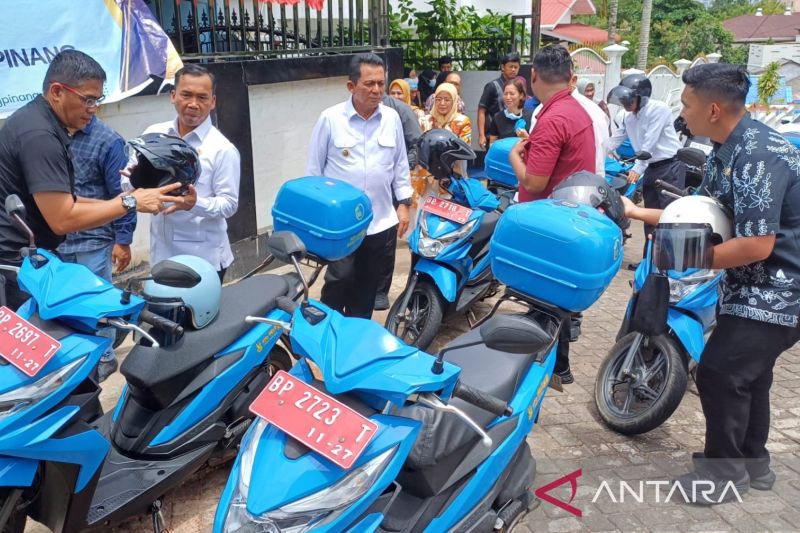 Mendukbangga Naik Motor Distribusikan MBG di Tanjungpinang - BatamClick.com