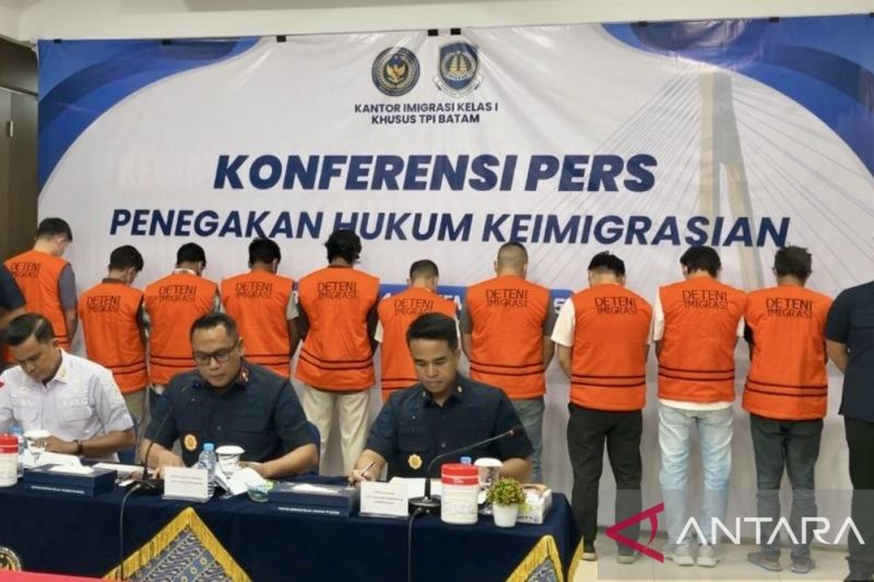 Imigrasi Batam Deportasi Enam WNA - BatamClick.com