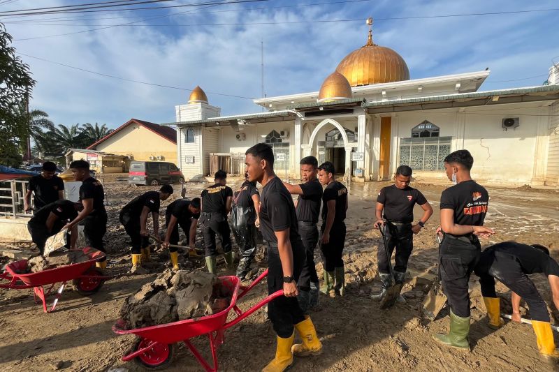 Masjid di Aceh Tamiang dipakai warga usai dibersihkan personel Polri ...